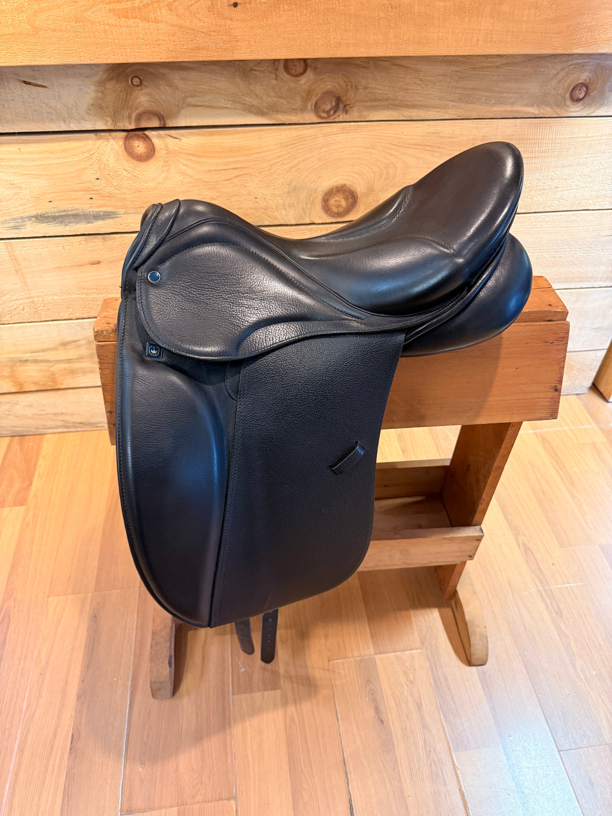 Saddle - Dressage 17" Stubben Genesis 31cm Like New – Jeffrey's Horse ...