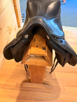 Saddle - Dressage 17" Stubben Genesis wide tree Like New – Jeffrey's ...
